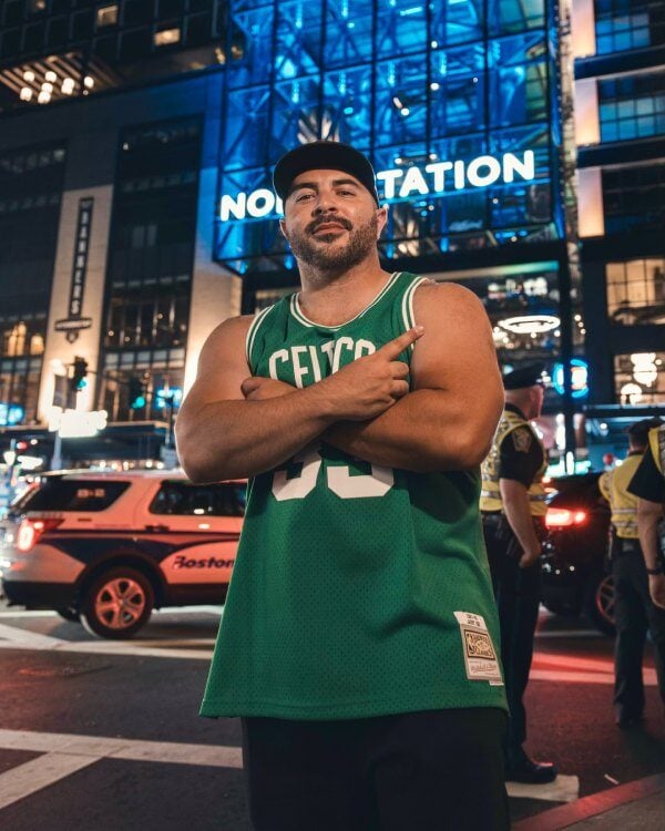 Hire Influencer Marc Lewis